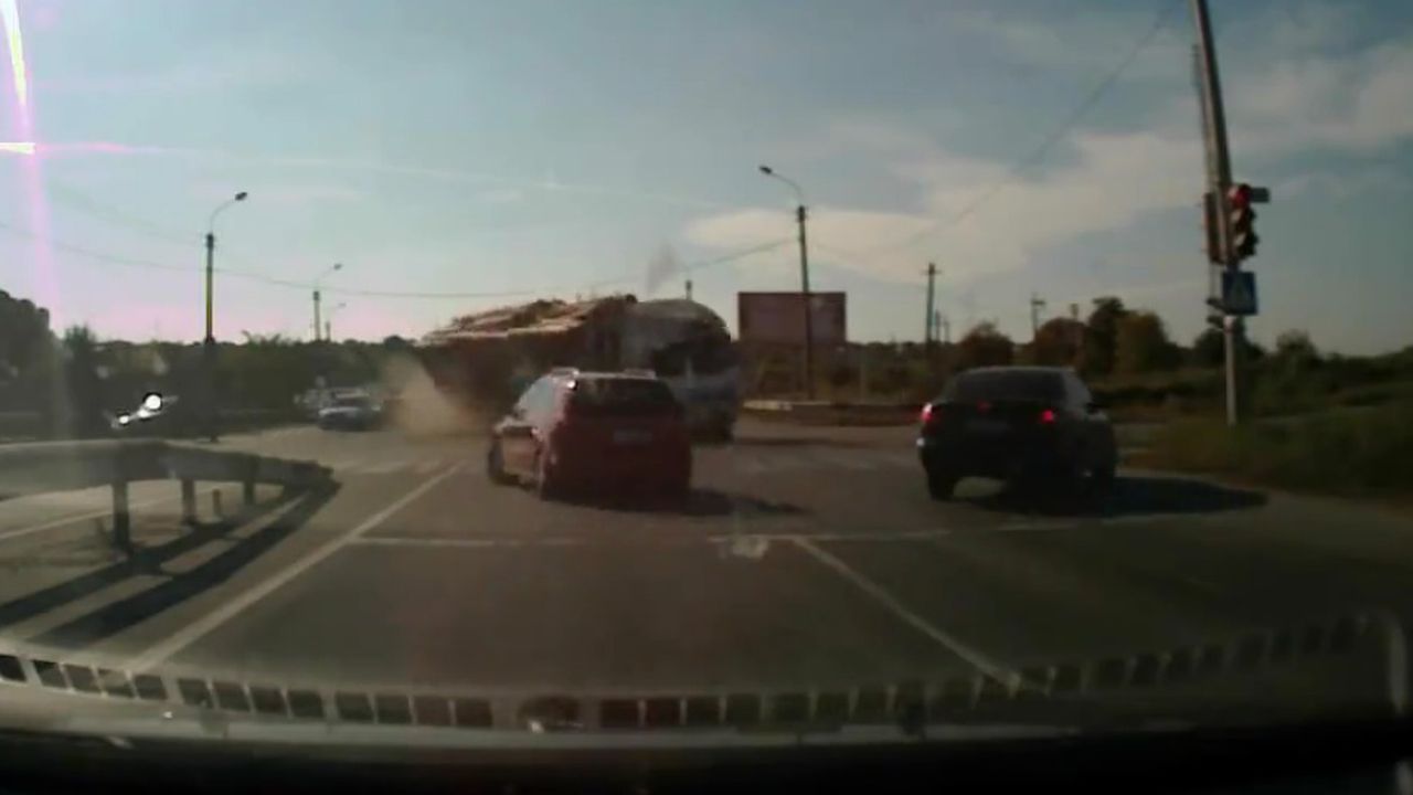 ACCIDENT INCREDIBIL Camion încărcat cu lemne se răstoarnă pe un drum în ...