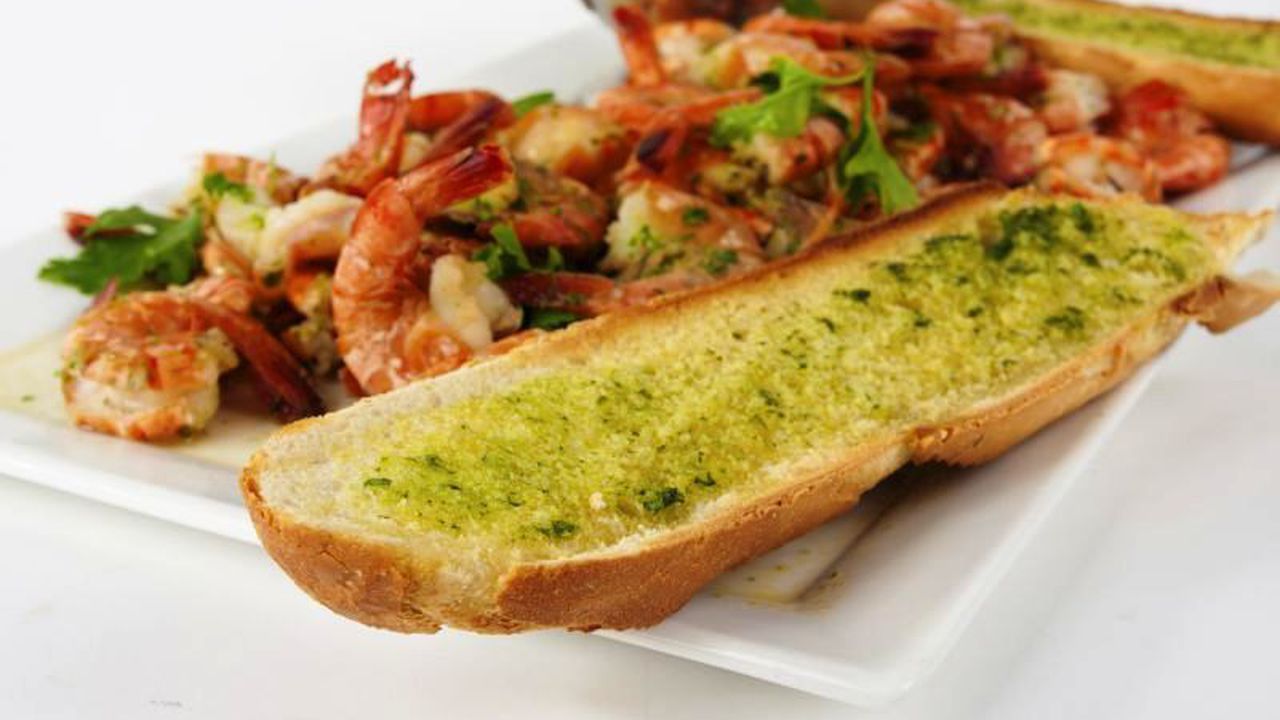 REŢETA ZILEI: Creveţi cu sos de unt şi patrunjel verde