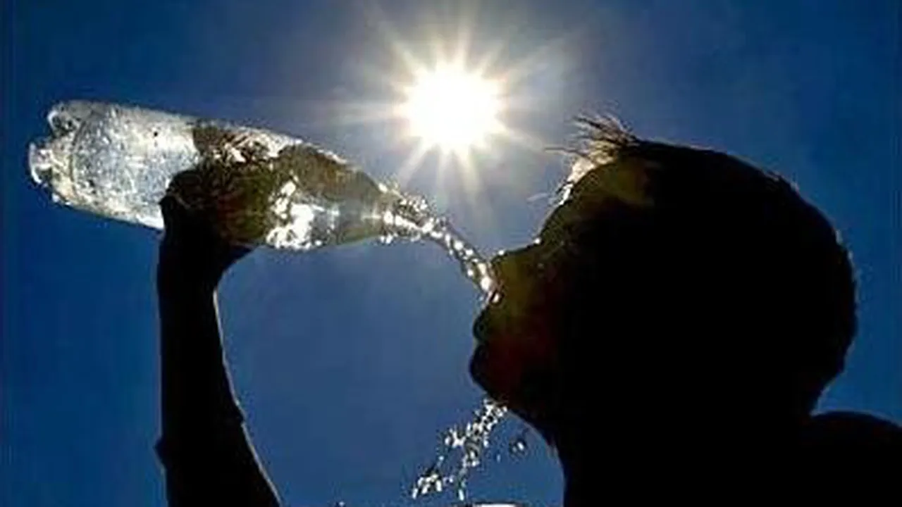 Avertismentul medicilor. Câtă apă trebuie să bem, de fapt, pe timp de ...