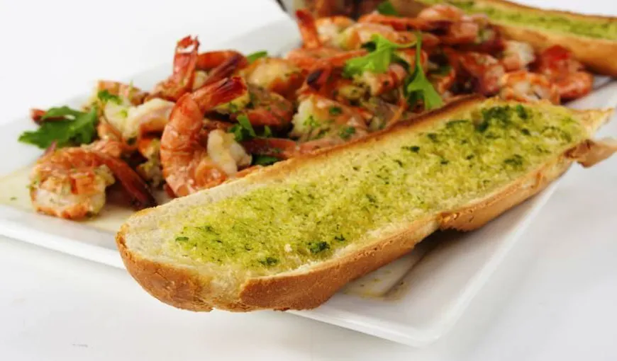 REŢETA ZILEI: Creveţi cu sos de unt şi patrunjel verde